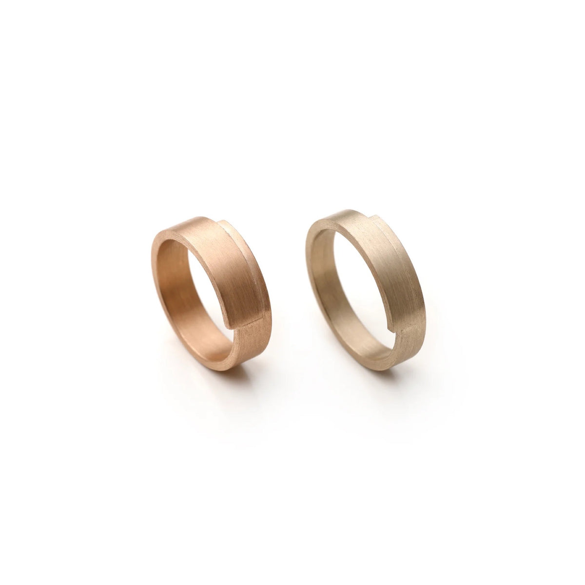 Timeless gold wedding rings. Symbol of an embrace. Klára Šípková Jewellery